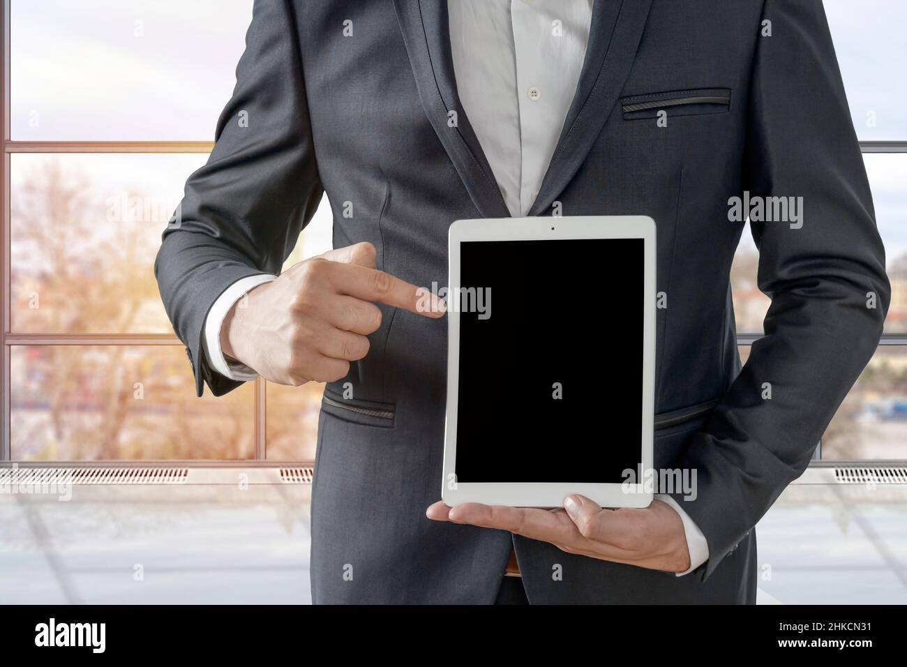 Platz auf seinem Tablet im Büro kopieren, Mann zeigt sein digitales ...