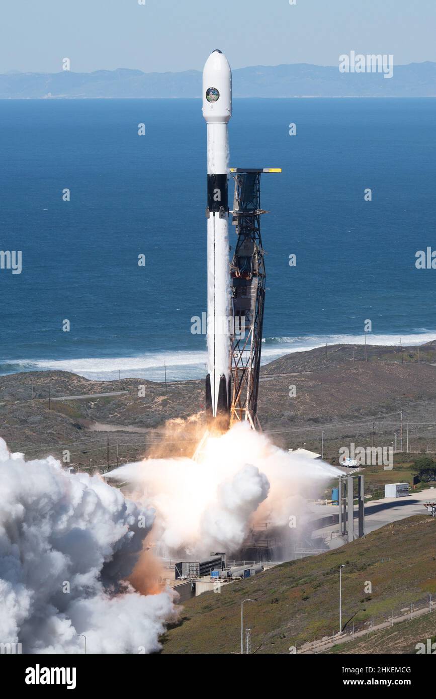 Februar 2022; Lompoc, Kalifornien, USA; SpaceX Falcon 9 startet die ...