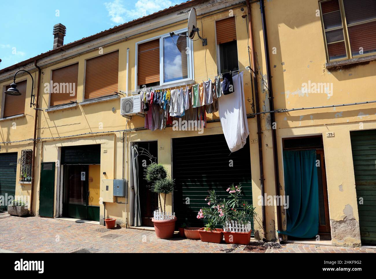 Wasche an einer leine -Fotos und -Bildmaterial in hoher Auflösung – Alamy