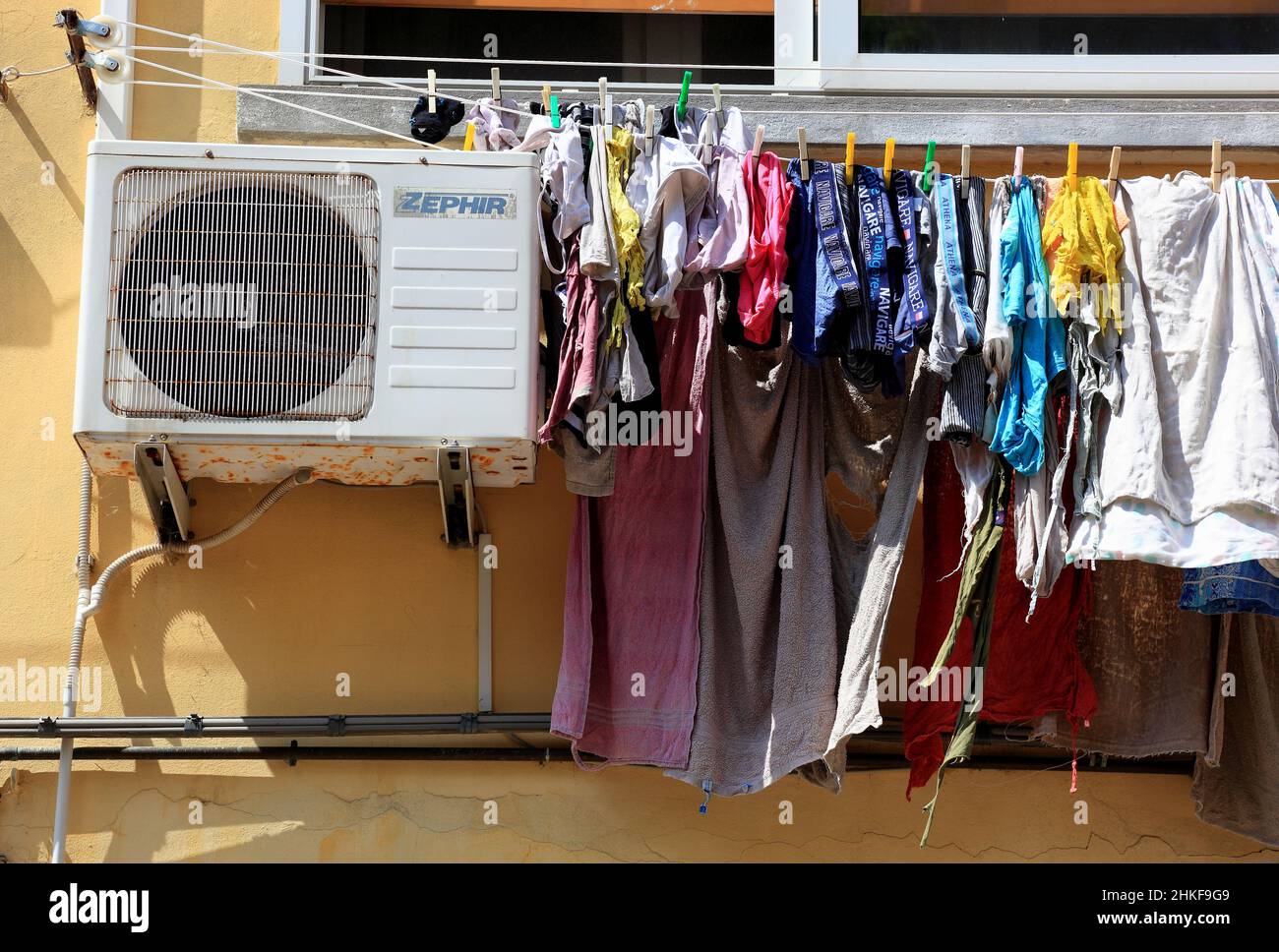 Wasche an einer leine -Fotos und -Bildmaterial in hoher Auflösung – Alamy