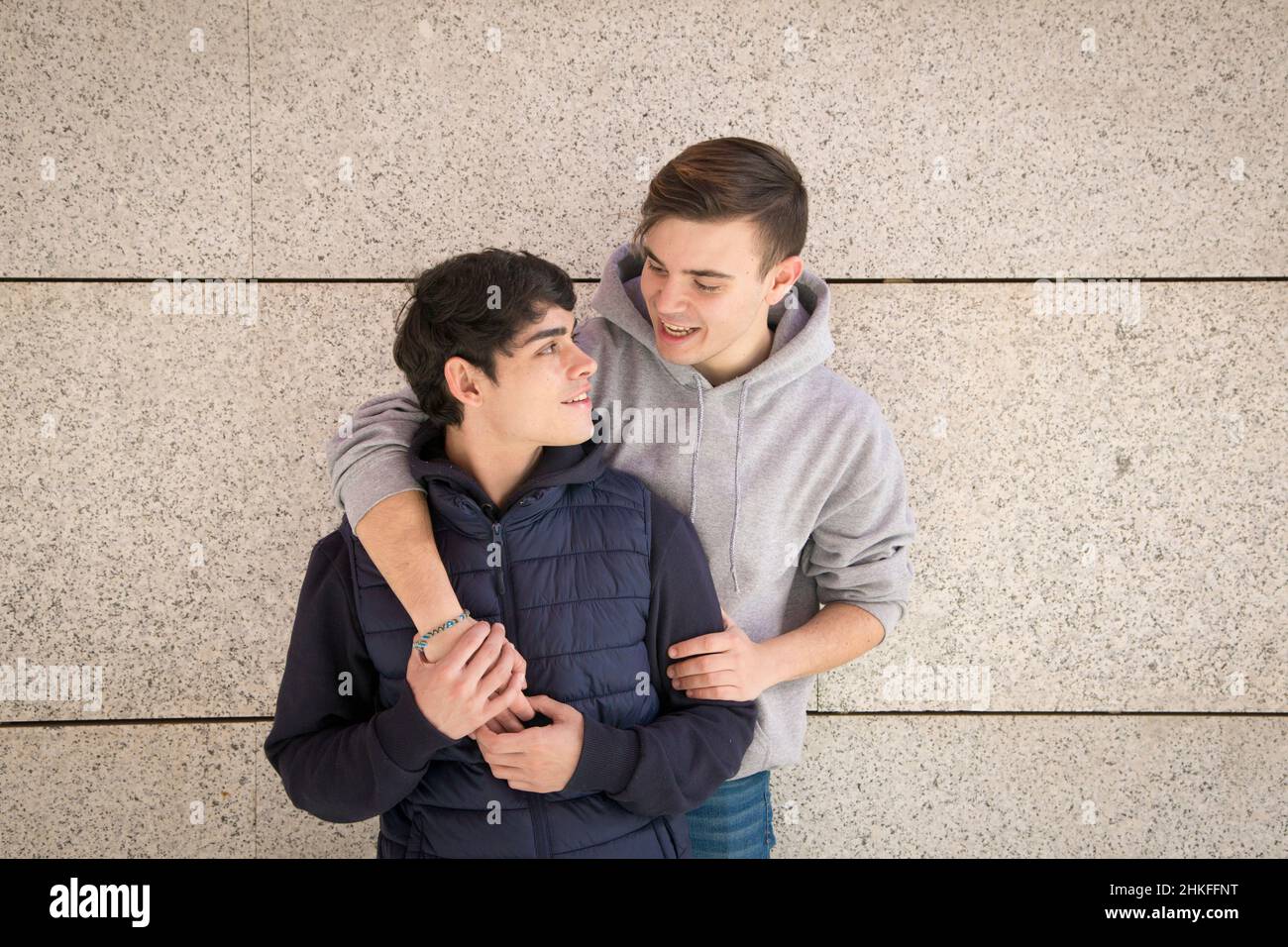 Junger schwuler mann -Fotos und -Bildmaterial in hoher Auflösung – Alamy