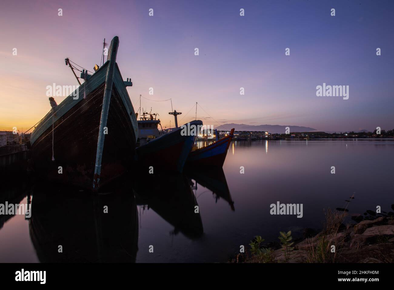 Kapal nelayan traditionell -Fotos und -Bildmaterial in hoher Auflösung – Alamy
