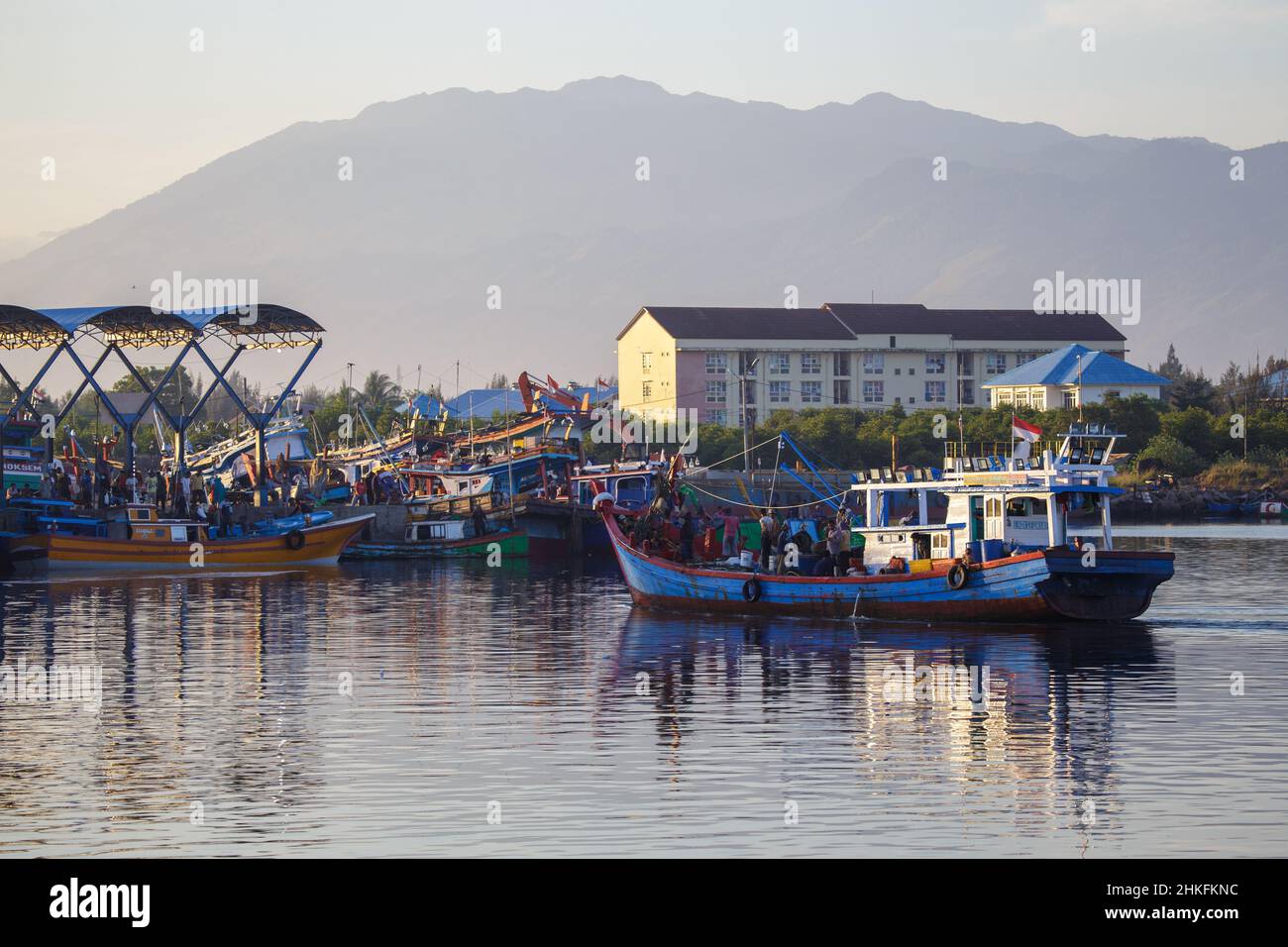 Pelabuhan ikan -Fotos und -Bildmaterial in hoher Auflösung – Alamy