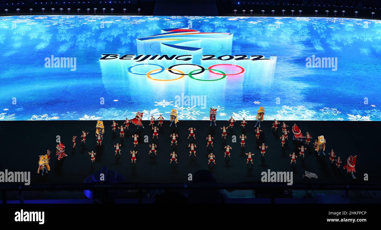 Peking, China. 4th. Februar 2022. Künstler treten vor der ...