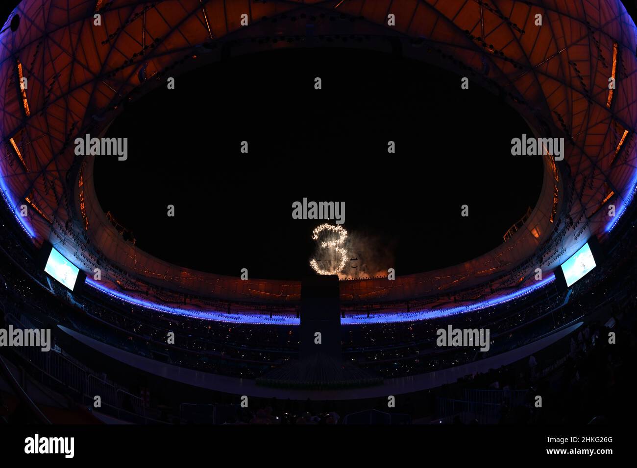 Peking, China. 4th. Februar 2022. Feuerwerke zeigen den Countdown zur ...