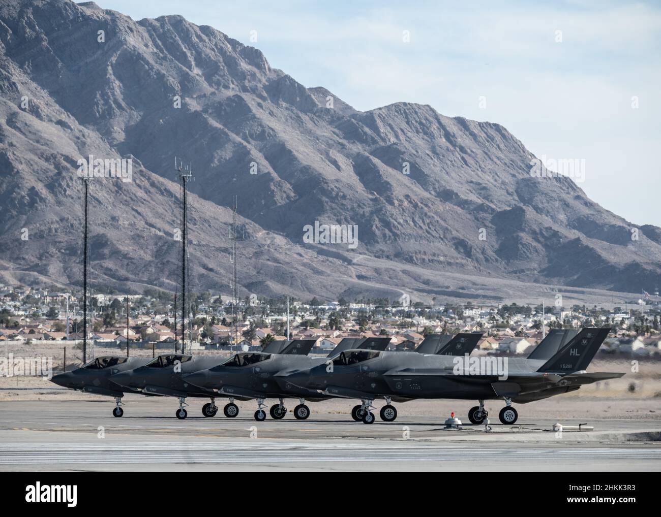 F-35A Lightning IIS aus dem 388th Fighter Squadron-Taxi des 421st Fighter Wing auf der Landebahn ...