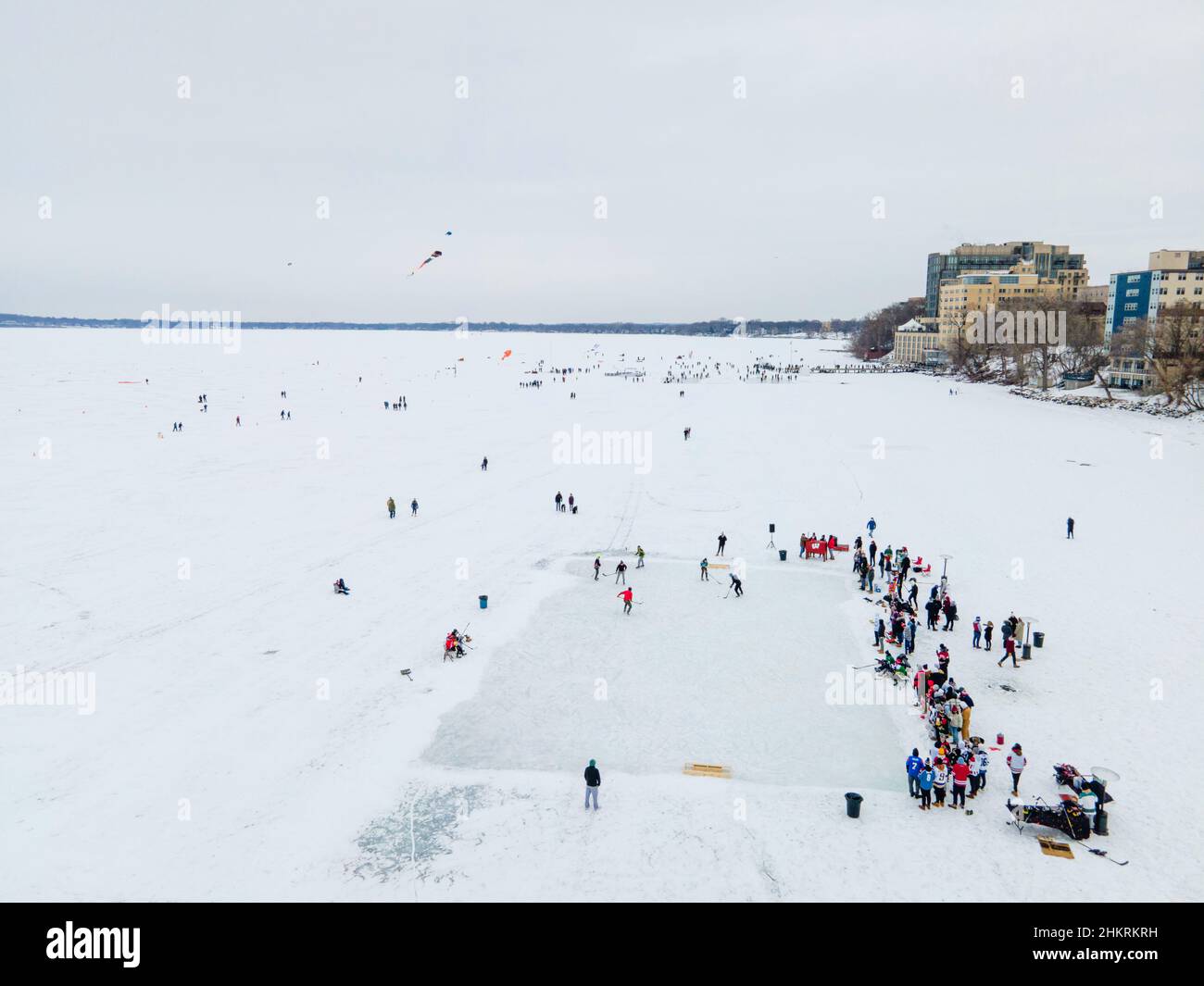 Luftaufnahme über dem gefrorenen Lake Mendota, anlässlich des Frozen ...
