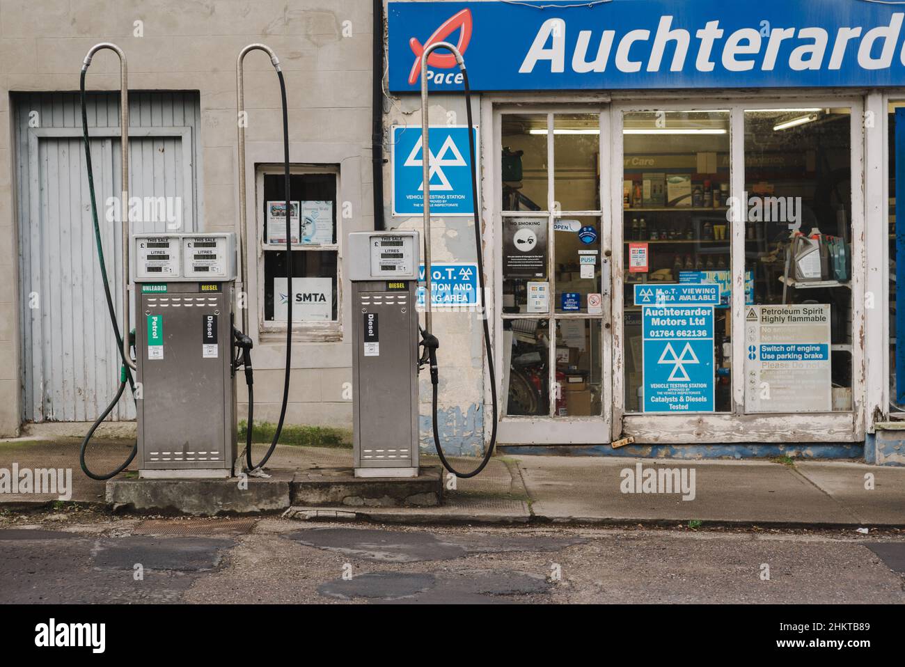 Die vor dem Geschäft und zwei Kraftstoffpumpen an der Tankstelle und ...