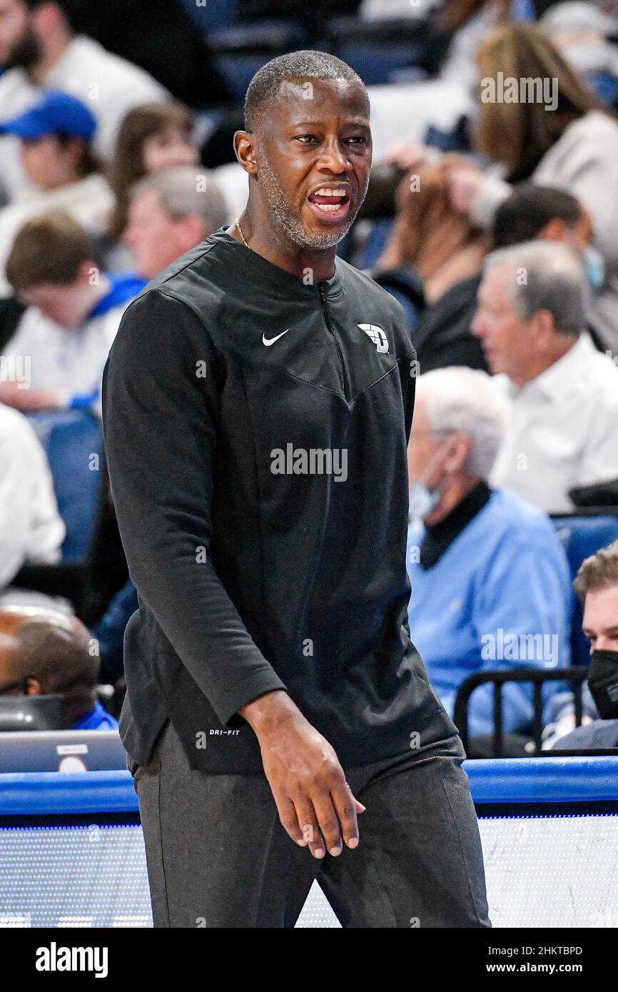 05. Februar 2022: Dayton Flyers Cheftrainer Anthony Grant in einem A-10 ...