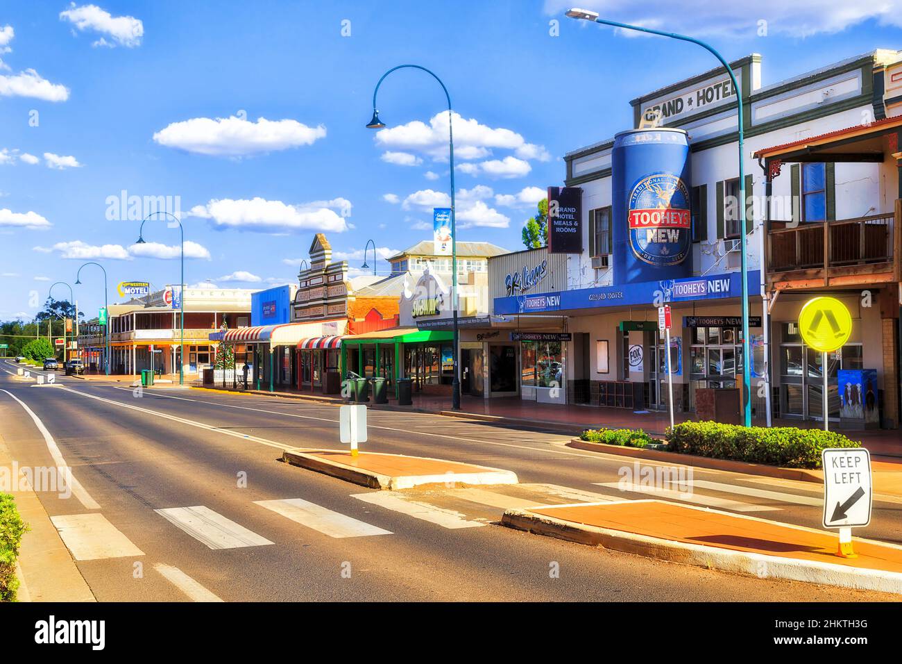 Cobar, Australien - 30. Dezember 2021: Haupteinkaufsstraße in Cobar im ...