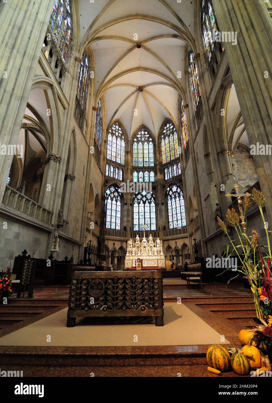 Regensburg cathedral interior -Fotos und -Bildmaterial in hoher ...