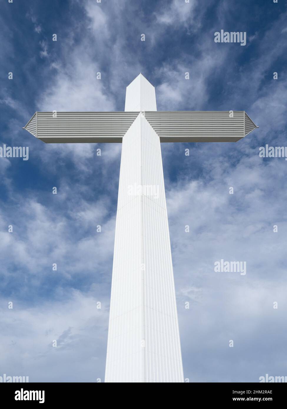 Das riesige weiße Groom-Kreuz oder Kreuz unseres Herrn Jesus Christus in Groom, Texas, von unten ...