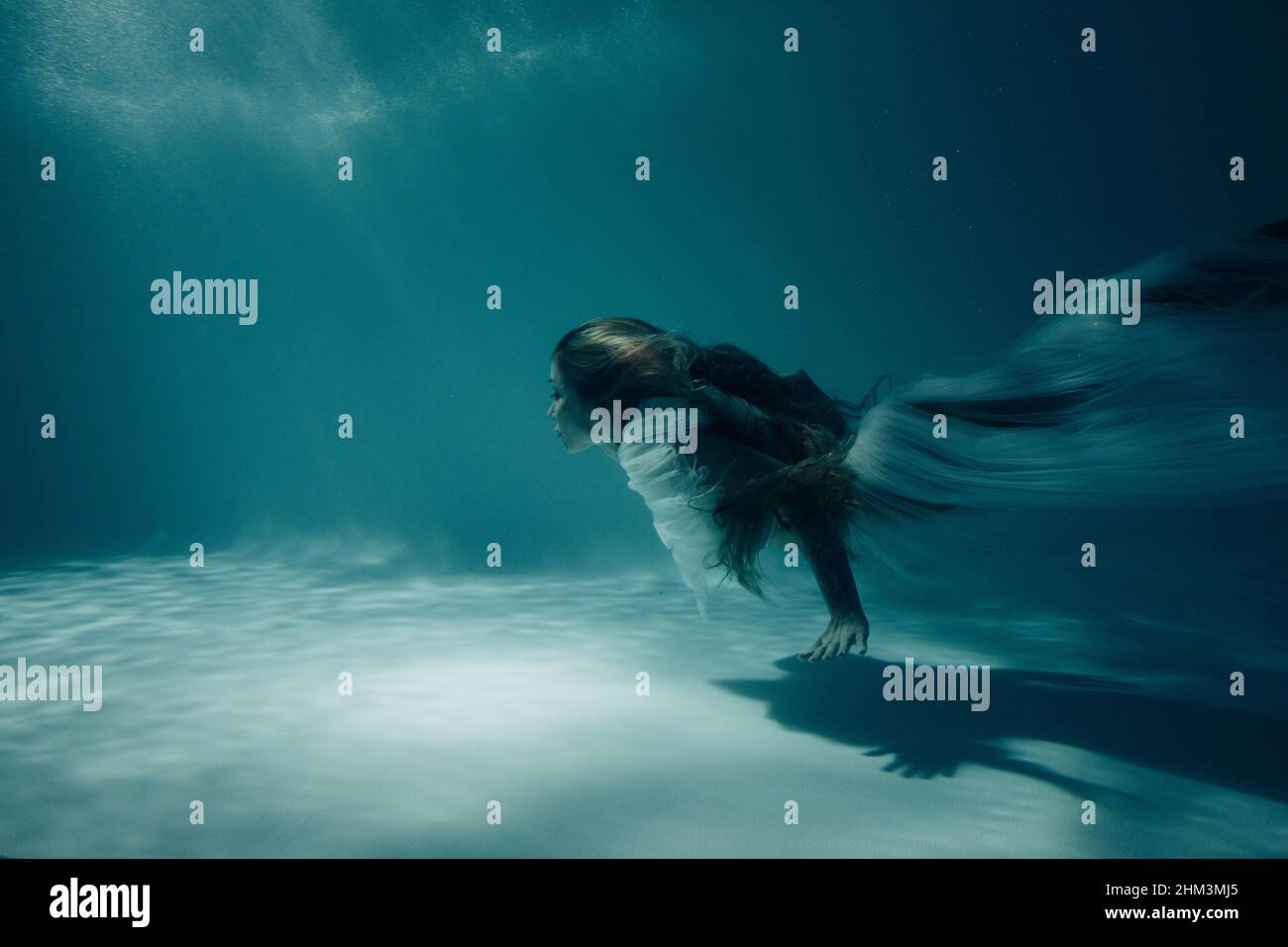 Frau schwimmt im pool unter wasser -Fotos und -Bildmaterial in hoher ...