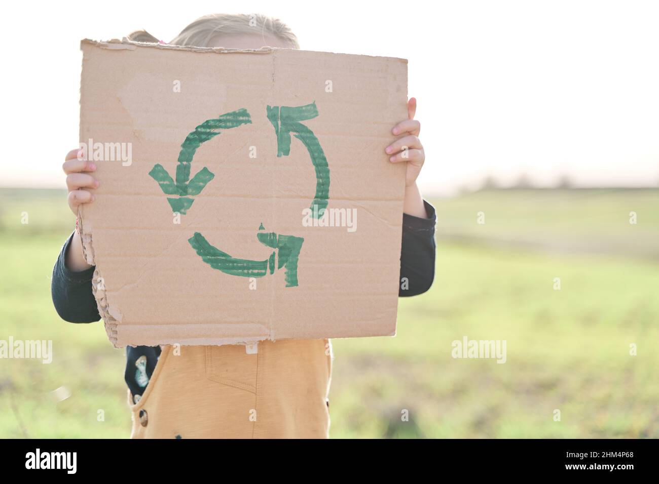 Recycling symbol for cardboard -Fotos und -Bildmaterial in hoher ...
