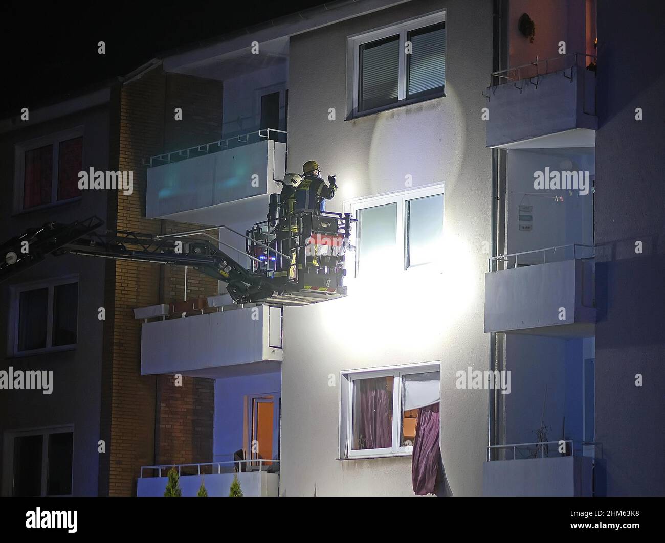 Northeim, Deutschland. 07th. Februar 2022. Feuerwehrleute vermessung ein Haus, in dem eine ...