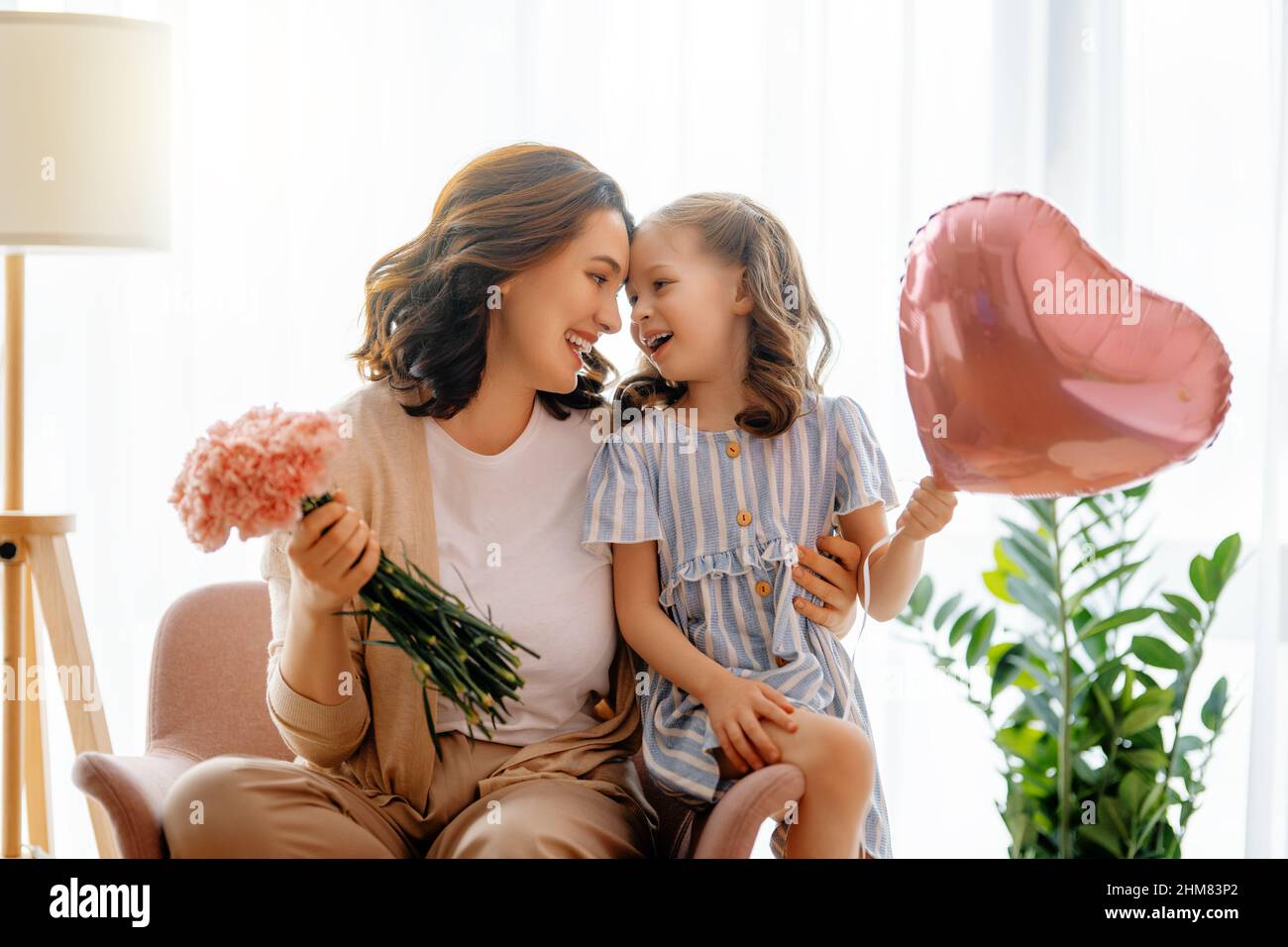 Guten Tag! Die Tochter gratuliert der Mutter und schenkt ihr Blumen ... Guten Tag! Die Tochter gratuliert der Mutter und schenkt ihr Blumen ...