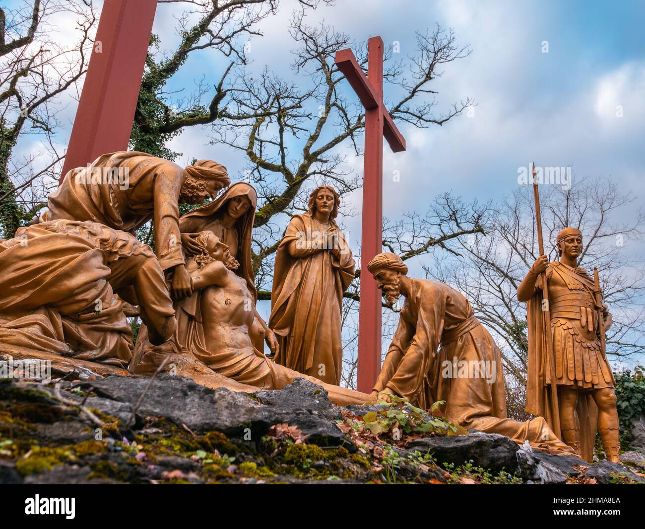 Lourdes, Frankreich - 5. Januar 2022: Kreuzweg von Lourdes - 13. Station: Jesus wird vom Kreuz ...
