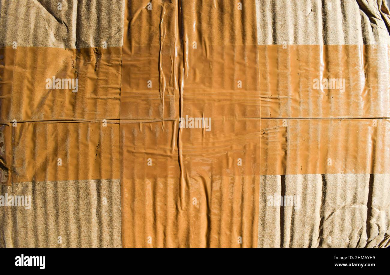 Verpackter Karton aus Wellpappe, der per Lieferauftrag versandt wird ...