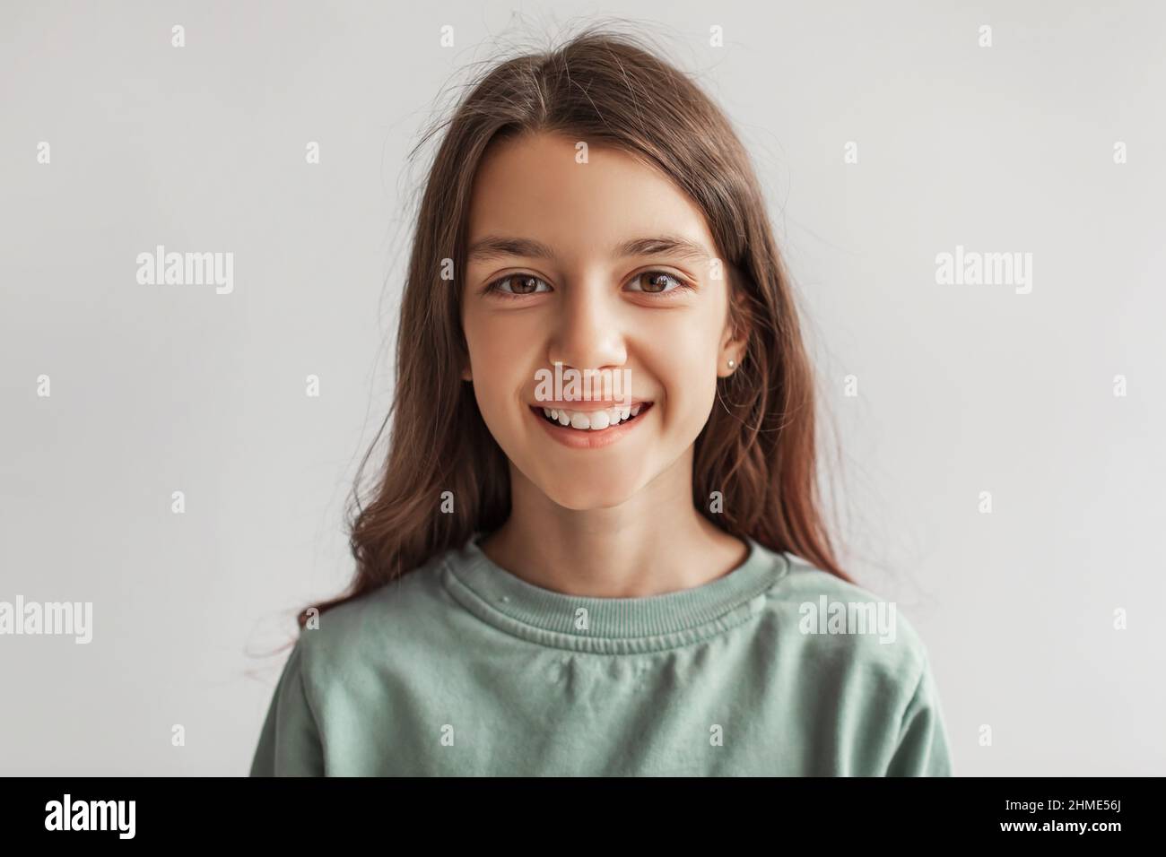 Preteen girl looking camera head -Fotos und -Bildmaterial in hoher Auflösung – Alamy