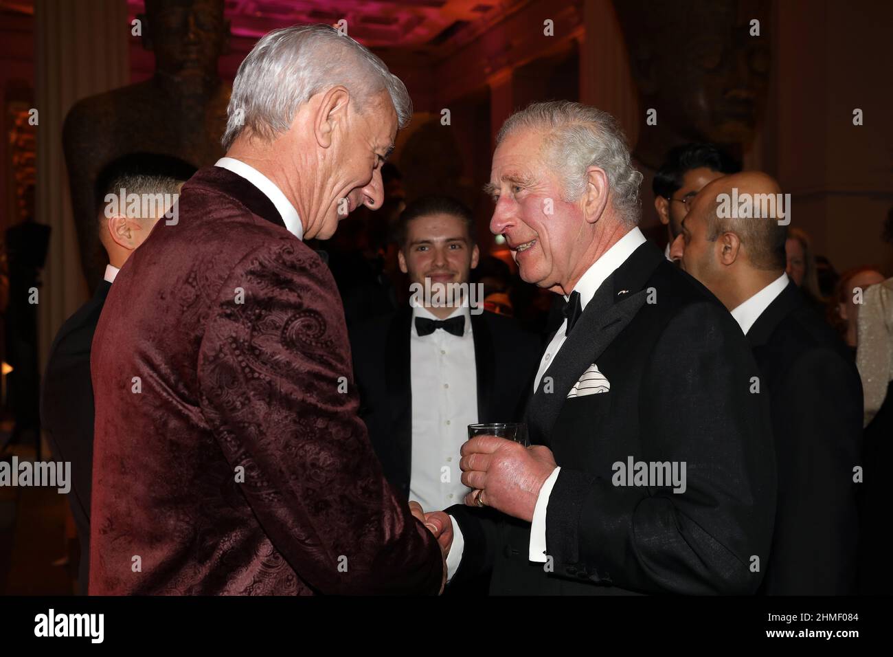 Der Prinz von Wales spricht mit Ian Rush, während sie an einem Empfang ...