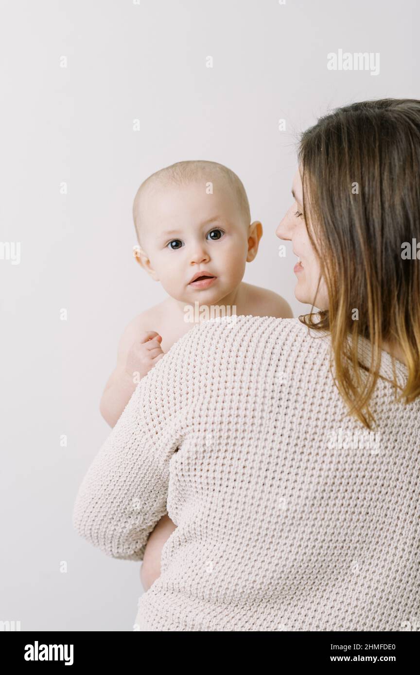 Junge mütter hält windel -Fotos und -Bildmaterial in hoher Auflösung – Alamy