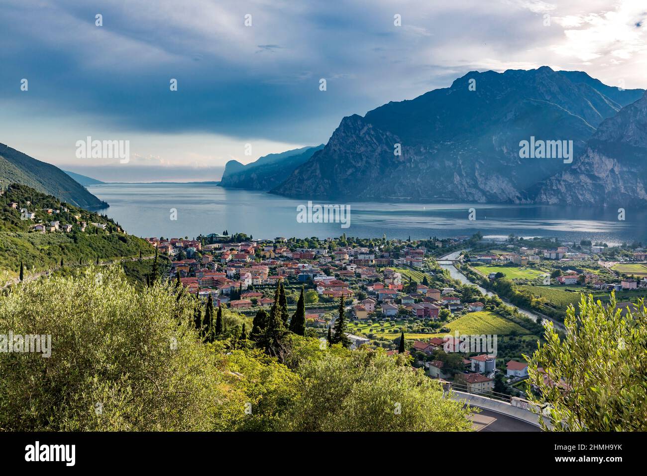 Gardasee von oben torbole -Fotos und -Bildmaterial in hoher Auflösung ...