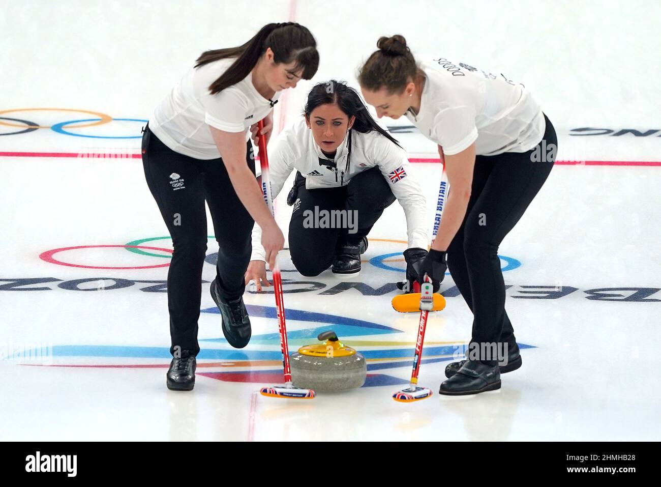 Die britische Eve Muirhead (Mitte) sieht zu, wie Hailey Duff (links ...