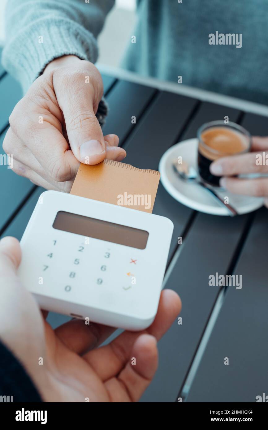 Nahaufnahme eines jungen kaukasischen Mannes, der auf einem Tisch im ...