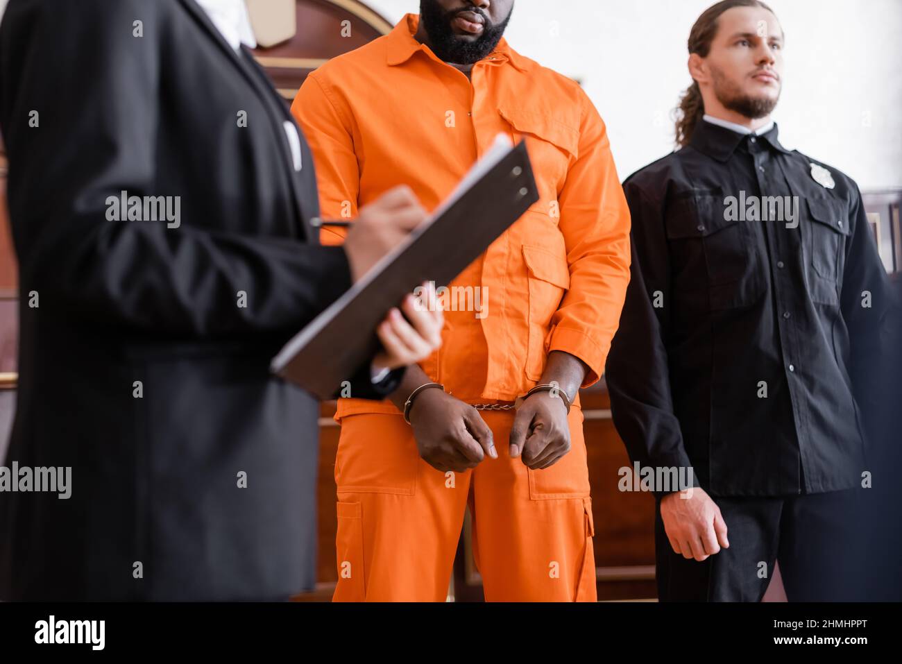 Frau in handschellen vor gericht -Fotos und -Bildmaterial in hoher ...