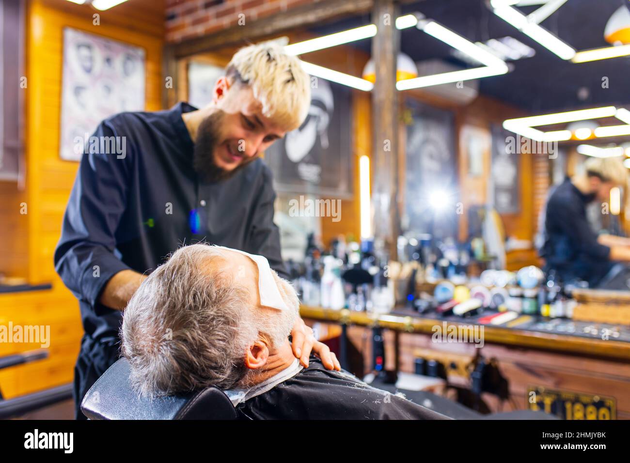 Rentner Mann mit grauem Bart mit Friseur in trendigen Spa Männer ...