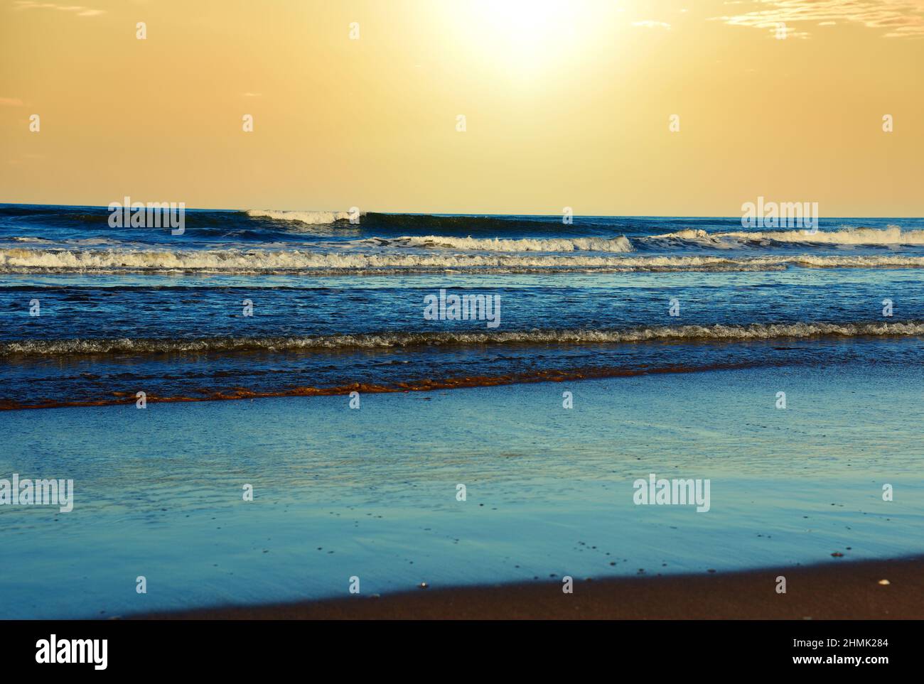 Wellen auf See auf dramatischen Sonnenuntergang Hintergrund. Wellen auf ...