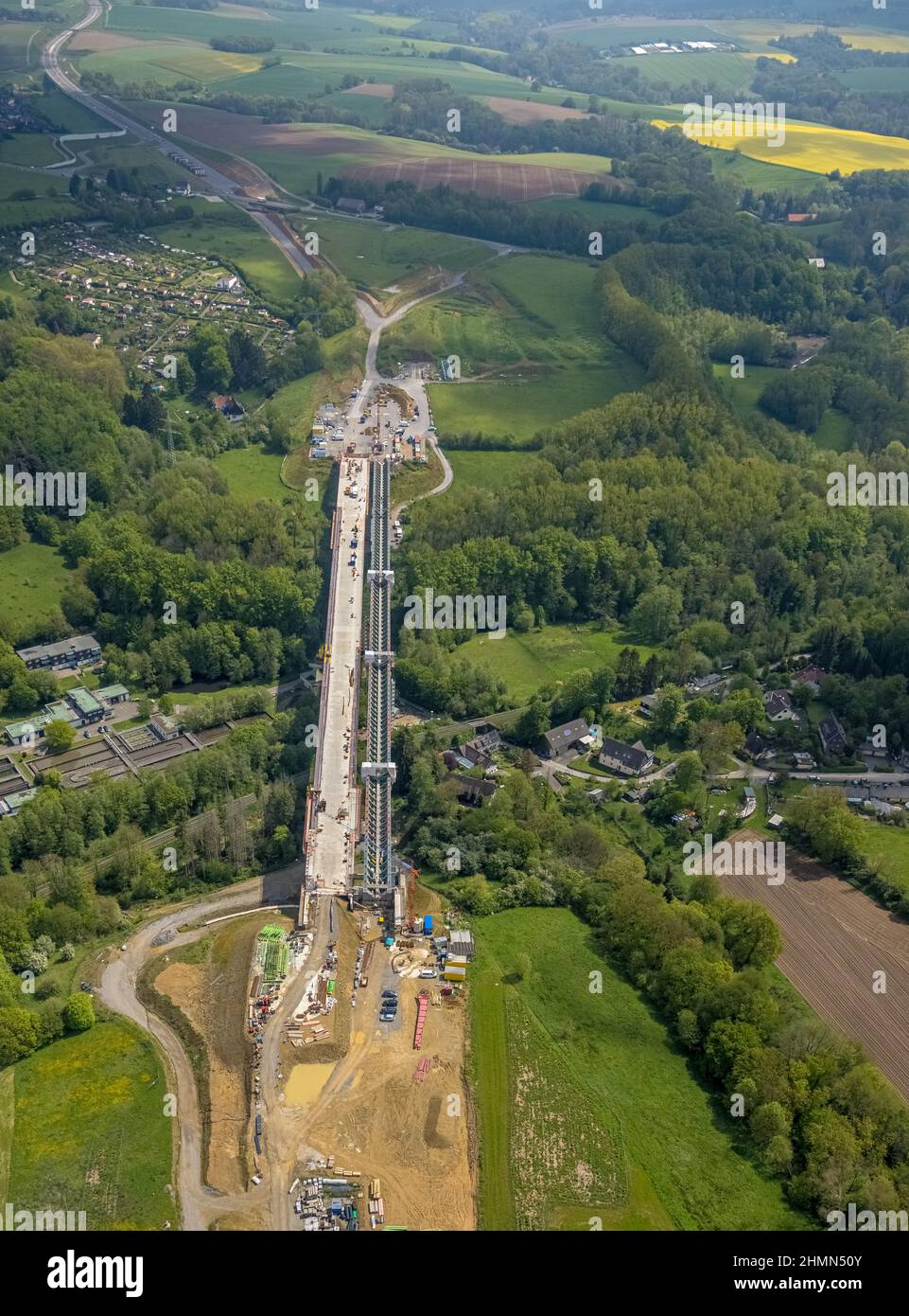 Mit der autobrücke a44 nord -Fotos und -Bildmaterial in hoher Auflösung – Alamy