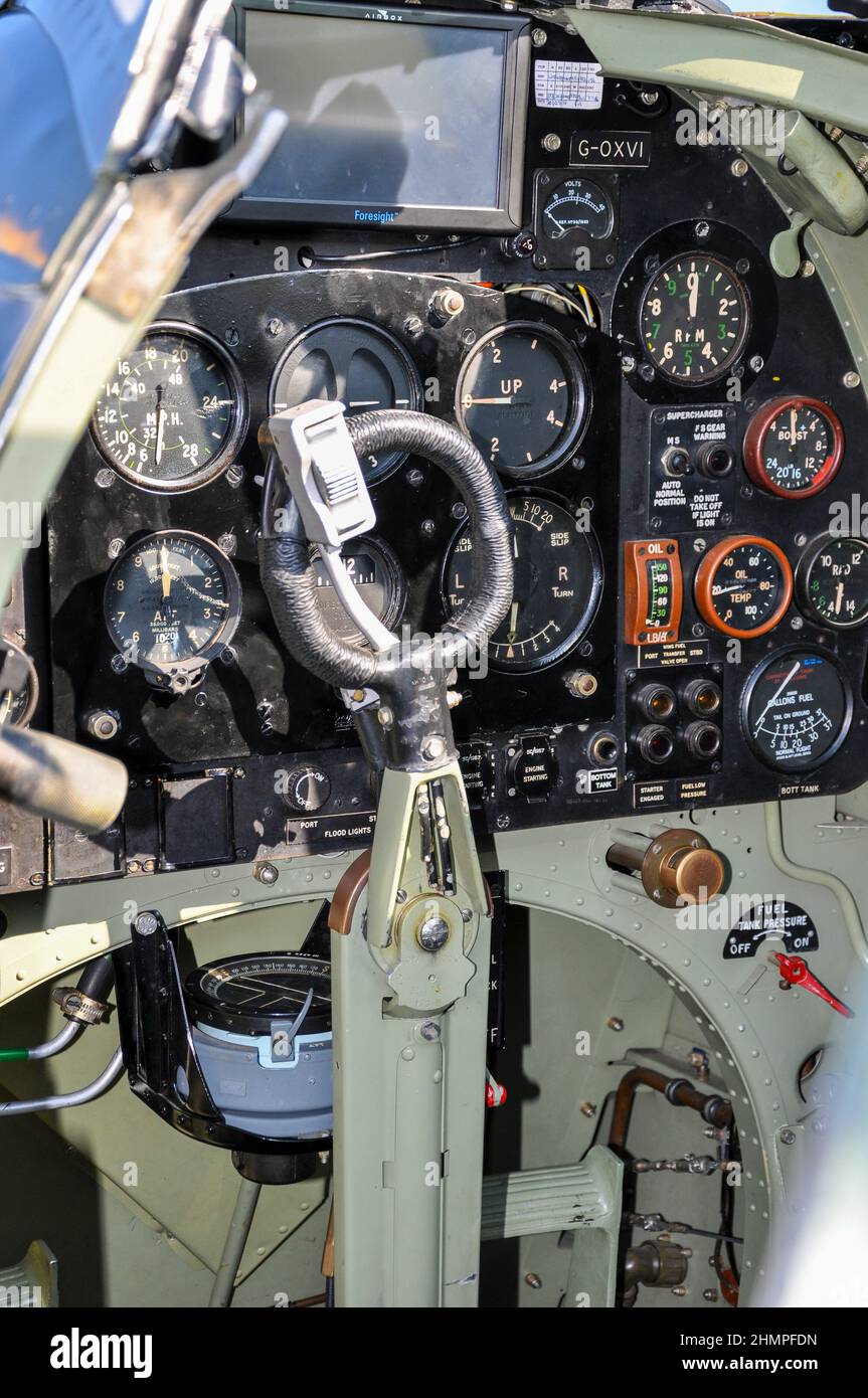 Alte flugzeug cockpit instrumente -Fotos und -Bildmaterial in hoher ...