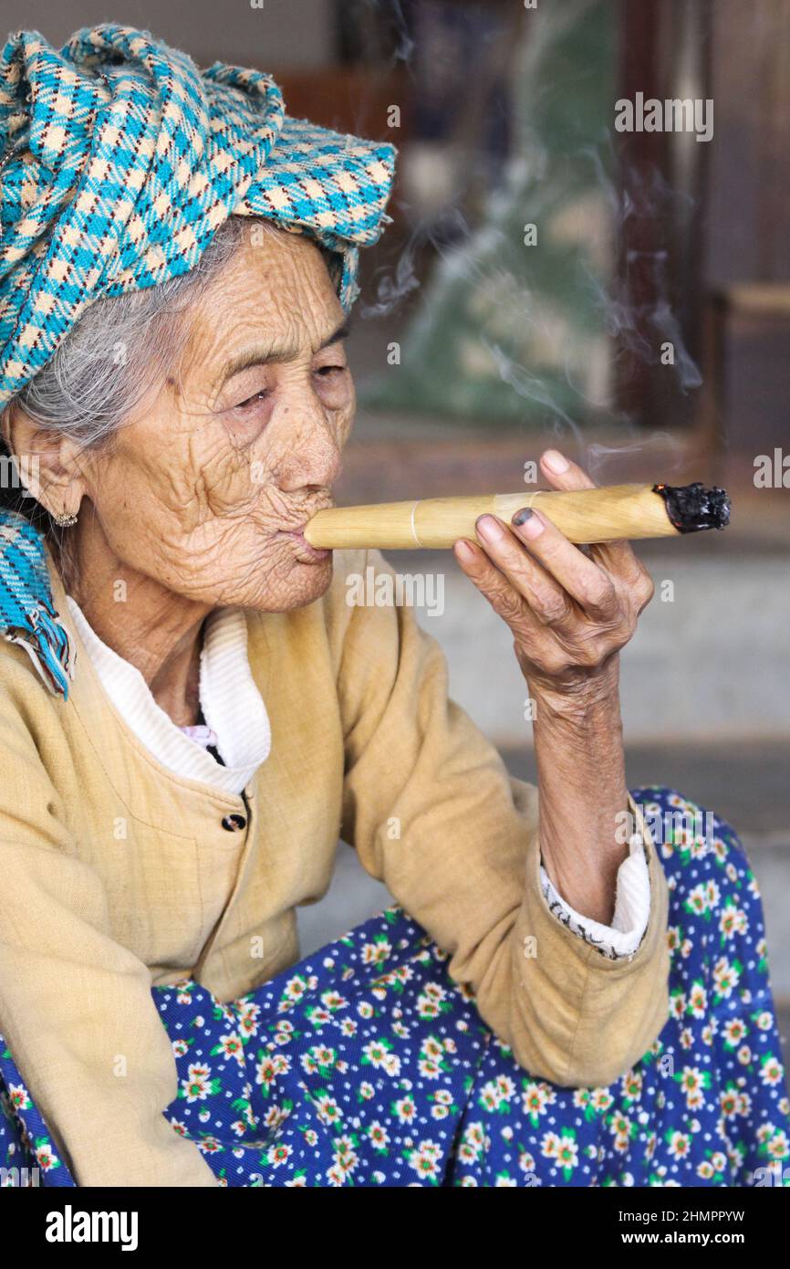Old woman grandmother smoking cigar -Fotos und -Bildmaterial in hoher ...