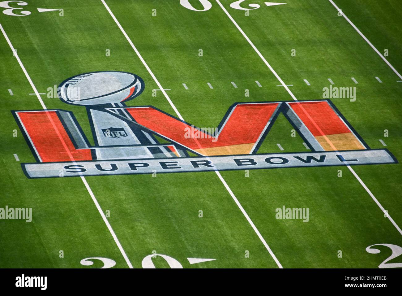 Allgemeine Gesamtansicht der NFL und Super Bowl LVI Logos auf dem Feld ...