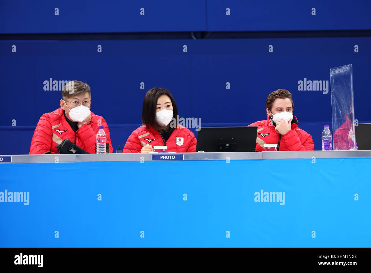 Peking, China. 12th. Februar 2022. (L - R) Ryoji Onodera-Trainerin ...