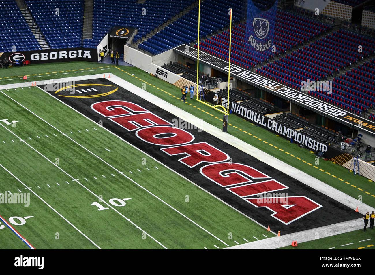 Detailansicht des CFP-Logos auf dem Spielfeld im Lucas Oil Stadium vor ...
