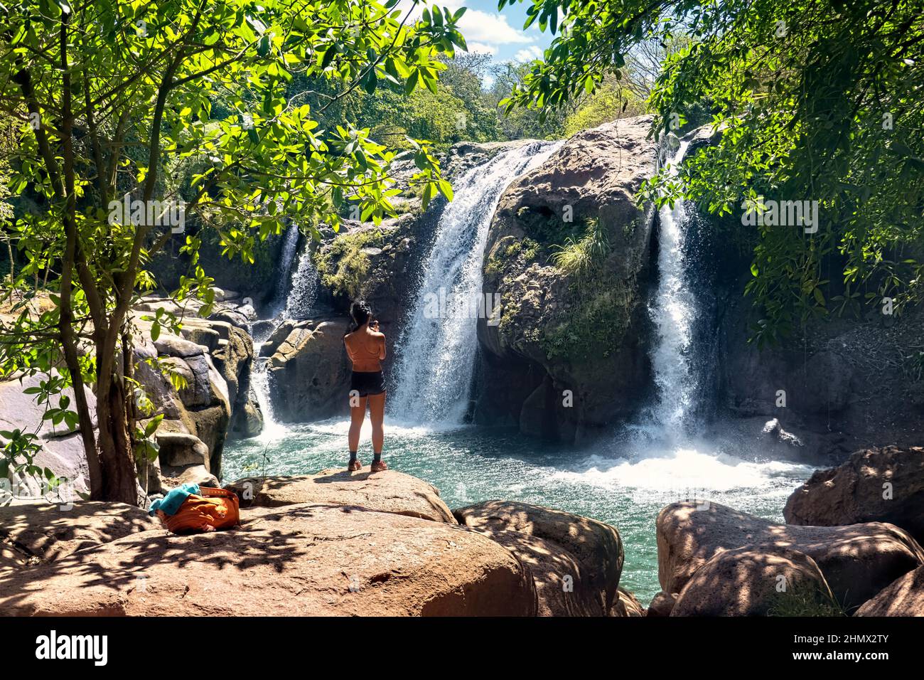 Blick auf den herrlichen Wasserfall der heißen Quelle von El Salto de ...