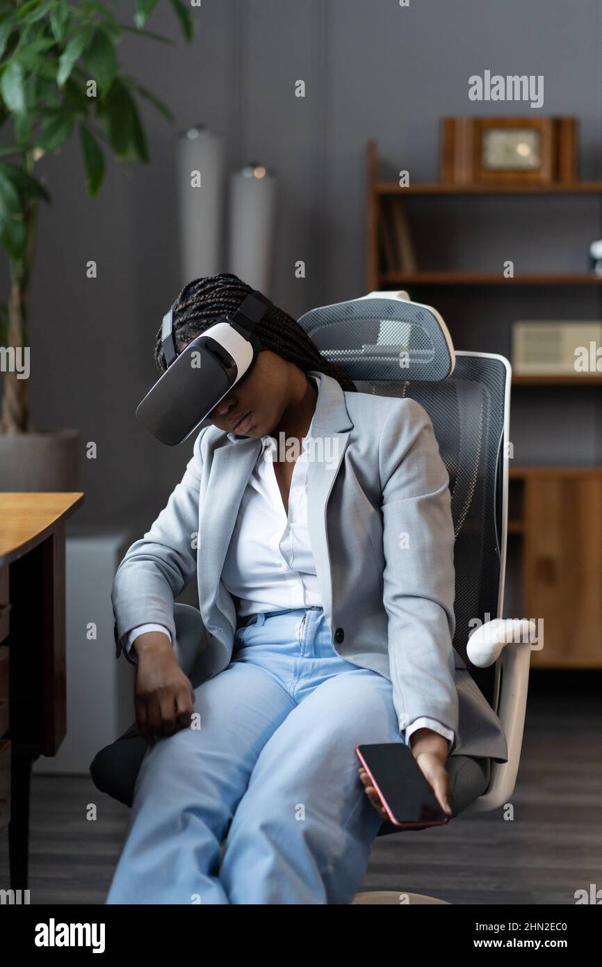 Müde schwarze Frau, die nach dem Spielen von VR schläft, weibliche ...
