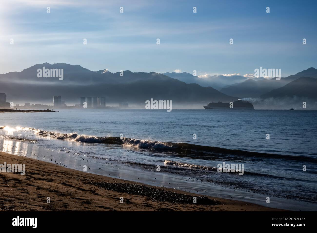 Berge strand -Fotos und -Bildmaterial in hoher Auflösung – Alamy