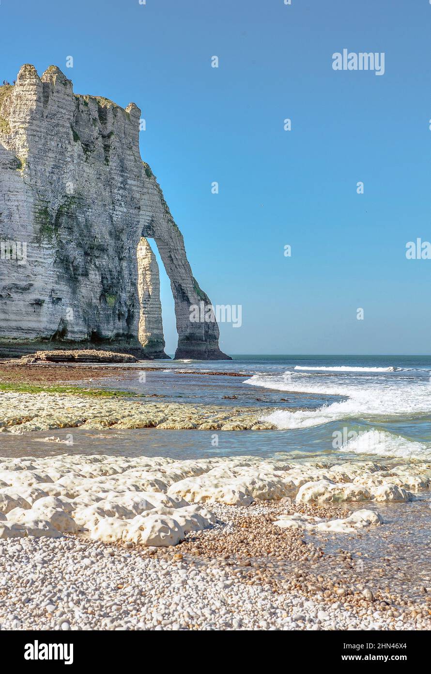 Die Porte d'Aval ist der berühmteste Bogen der Côte d'Albâtre der ... Die Porte d'Aval ist der berühmteste Bogen der Côte d'Albâtre der ...