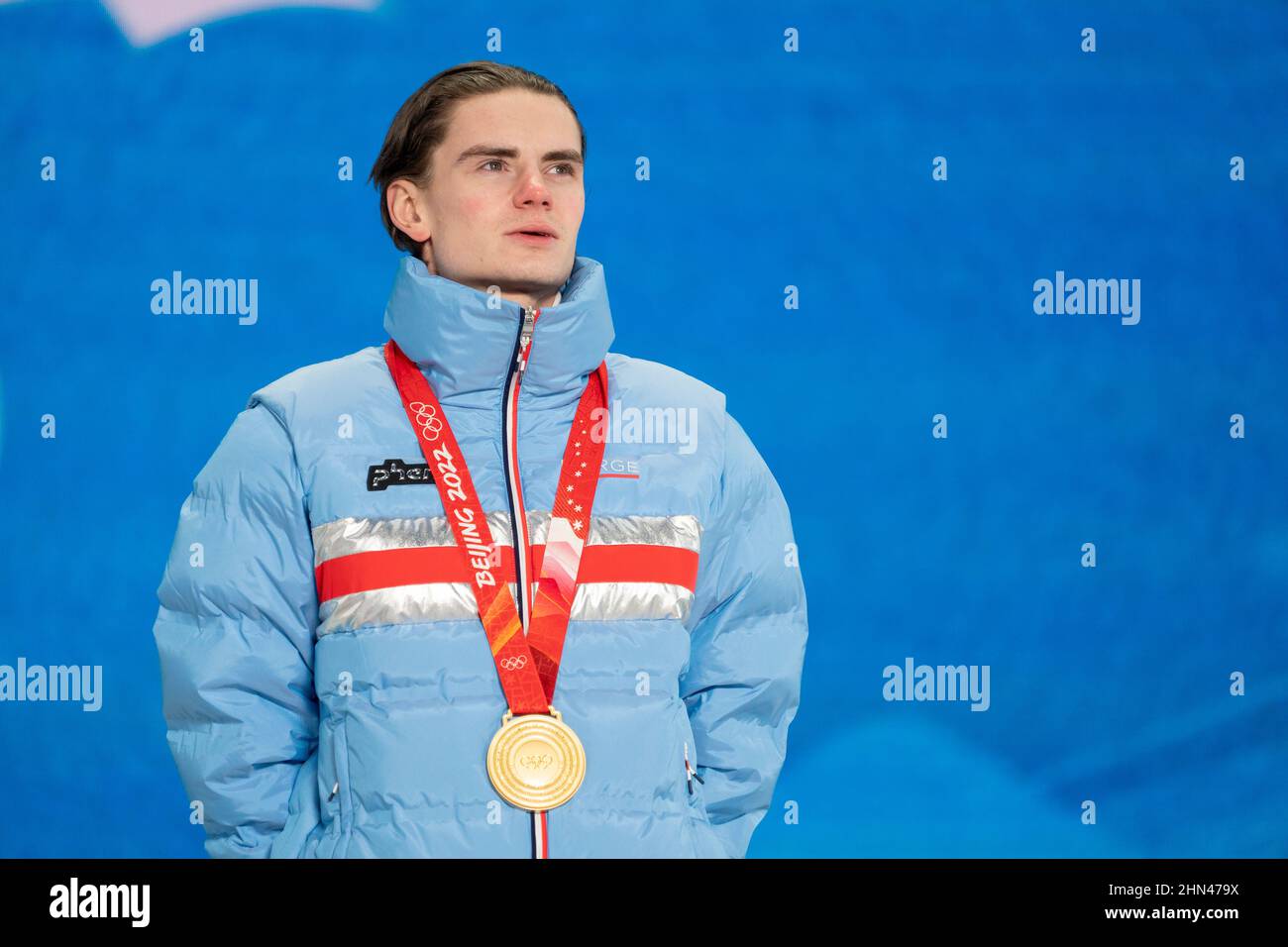 Zhangjiakou, China 20220213.Marius Lindvik aus Norwegen erhält seine ...
