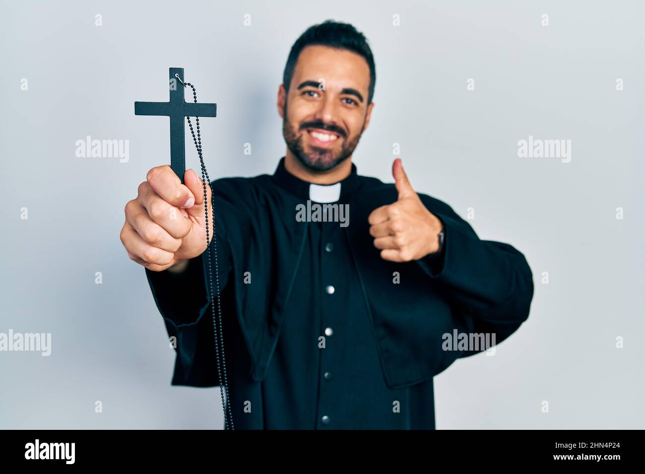 Gutaussehender hispanischer Priester Mann mit Bart, der das katholische ...