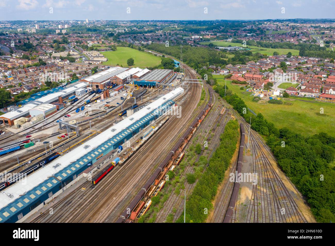 Luftaufnahme eines Bahnhofs Betriebsdepot mit vielen Zügen auf den ...