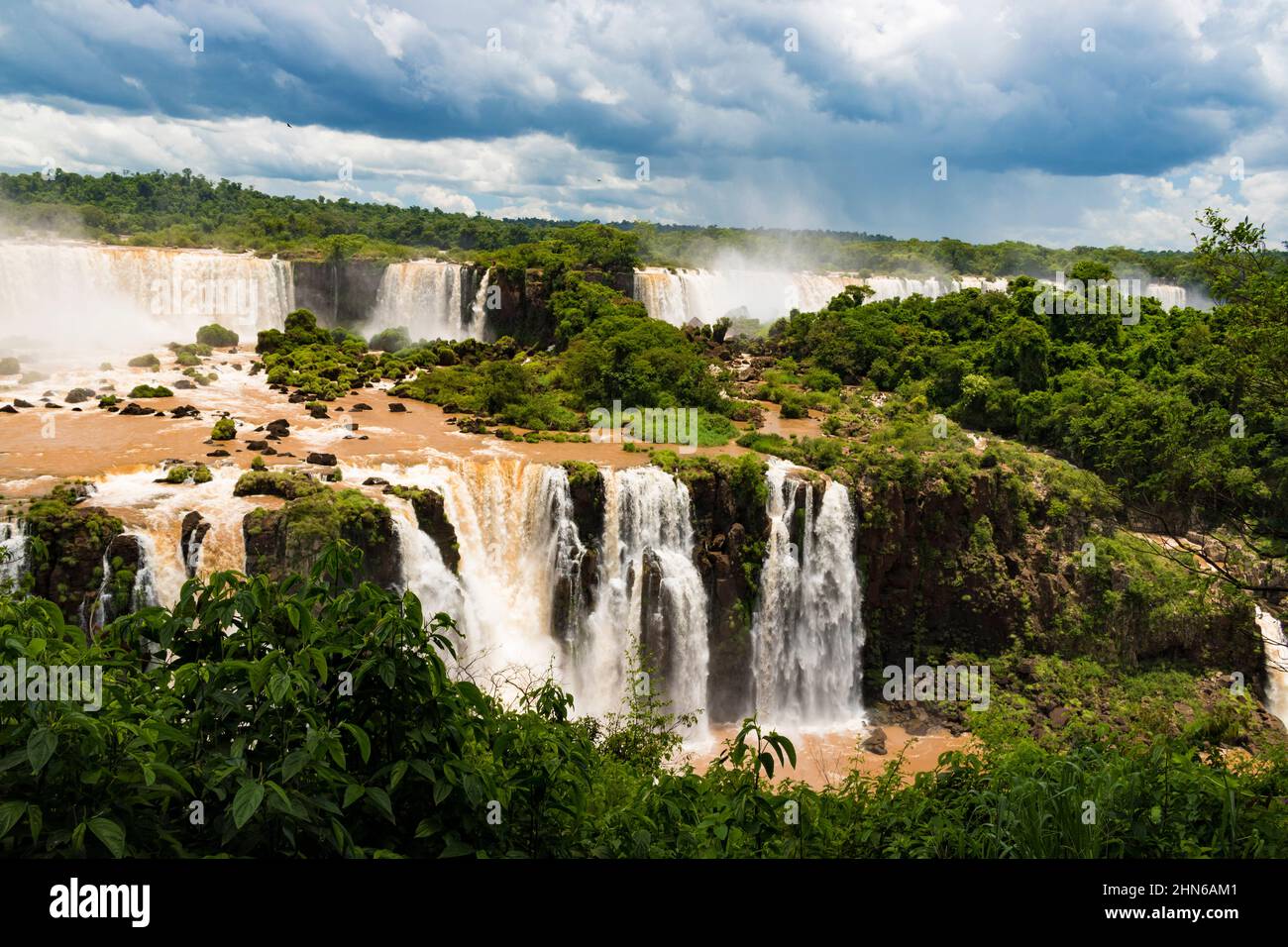 Iguzu Falls an der Grenze zwischen Brasilien und Argentinien. Einer der ...