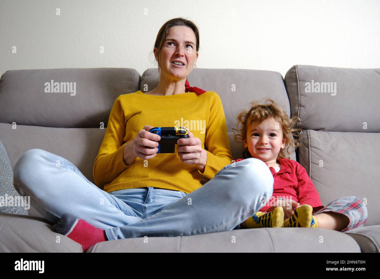Mutter sohn spiel -Fotos und -Bildmaterial in hoher Auflösung – Alamy