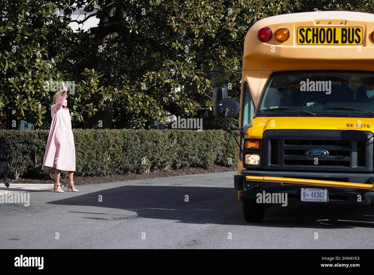 DIE US-amerikanische First Lady Jill Biden winkt den Schülern der ...