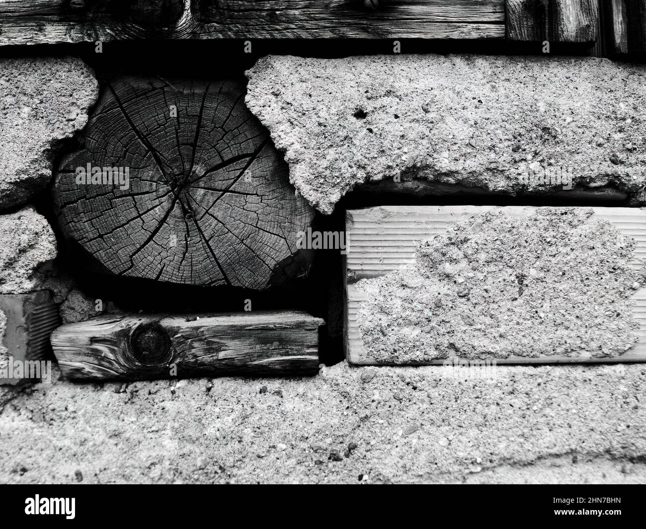 Muster aus Ziegelsteinmauer und Holzlog Stockfotografie - Alamy