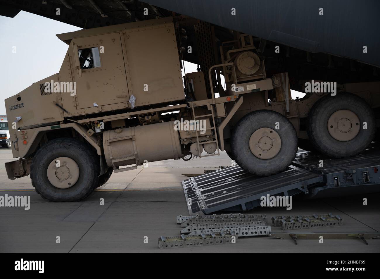 U.S. Airmen laden einen U.S. Army HET Military Schwerlasttraktor-LKW ...