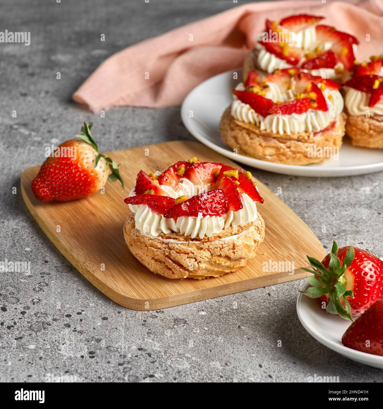 Choux Gebäck. Craquelin Choux Biscuits. Knusprige Cremepuffs mit ...